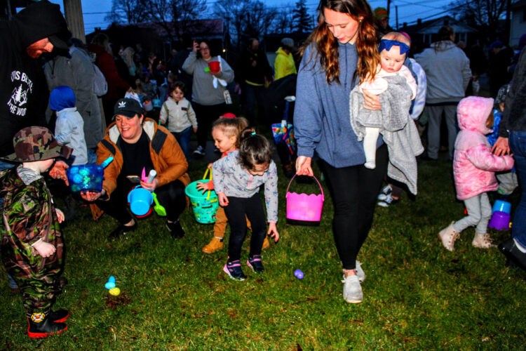 Hundreds turn out for Glow in the Dark Easter egg hunt at Canal Park ...